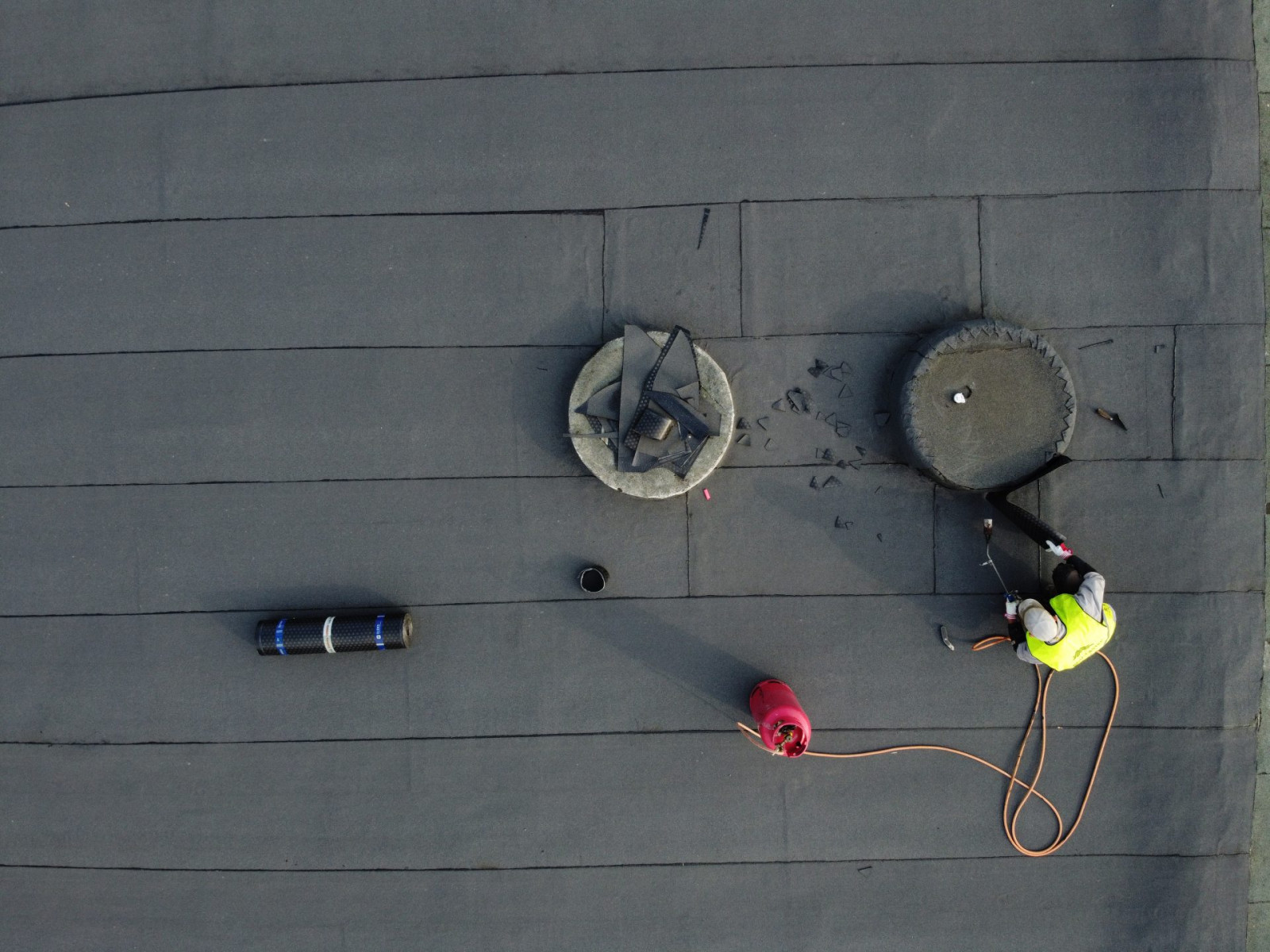 15 Tips On How To Maintain A Flat Roof And Extend Its Lifespan
